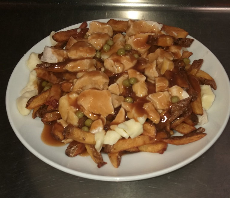 Poutine Galvaude (Poulet et petit poids) - Restaurant Le Trappeur
